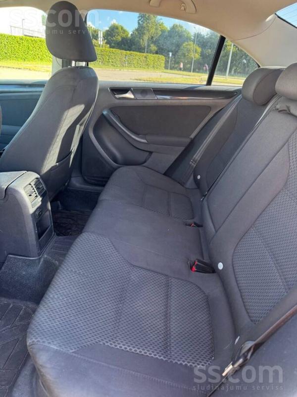 Grey Volkswagen Jetta 2011 in Riga, with an engine capacity of 1.60 L and mileage of 278 thousand km for 3200 €, photo 7 on AUTOMOTO.COM.LV
