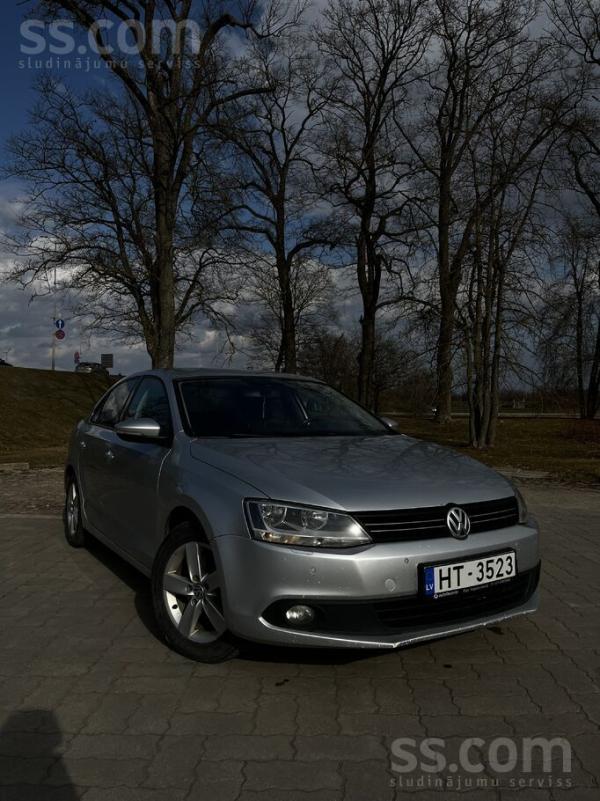 Grey Volkswagen Jetta 2011 in Jelgava, with an engine capacity of 1.40 L and mileage of 334 thousand km for 3600 €, photo 1 on AUTOMOTO.COM.LV