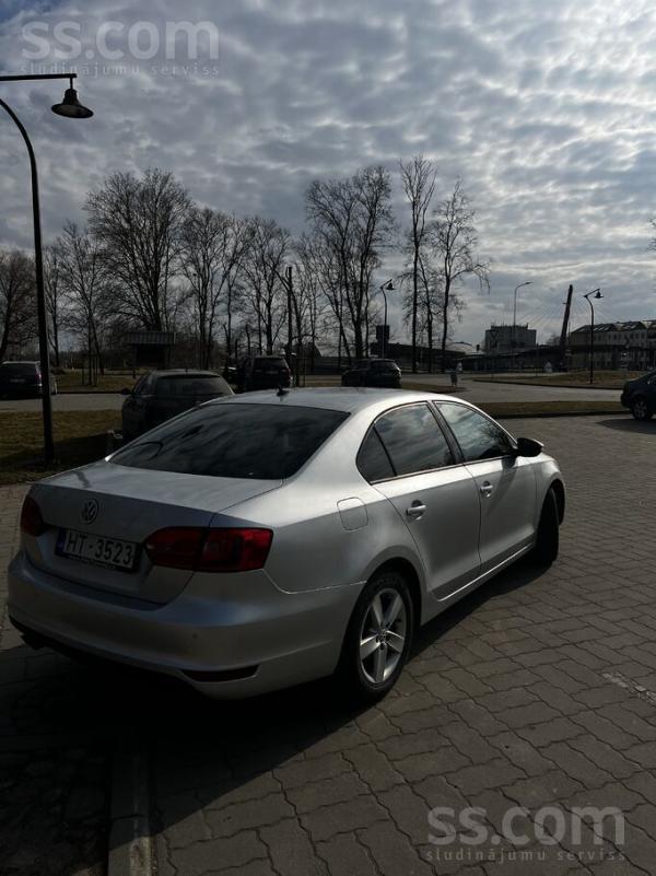 Grey Volkswagen Jetta 2011 in Jelgava, with an engine capacity of 1.40 L and mileage of 334 thousand km for 3600 €, photo 5 on AUTOMOTO.COM.LV