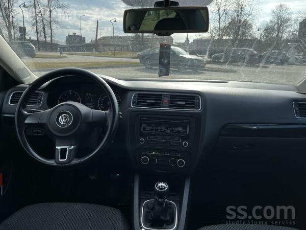 Grey Volkswagen Jetta 2011 in Jelgava, with an engine capacity of 1.40 L and mileage of 334 thousand km for 3600 €, photo 7 on AUTOMOTO.COM.LV
