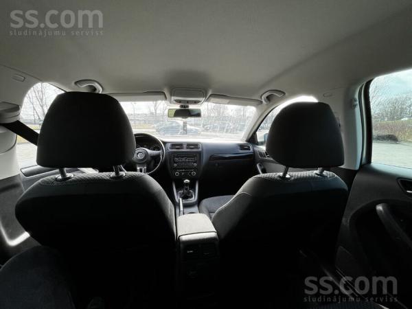 Grey Volkswagen Jetta 2011 in Jelgava, with an engine capacity of 1.40 L and mileage of 334 thousand km for 3600 €, photo 8 on AUTOMOTO.COM.LV