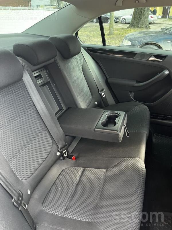 Grey Volkswagen Jetta 2011 in Jelgava, with an engine capacity of 1.40 L and mileage of 334 thousand km for 3600 €, photo 9 on AUTOMOTO.COM.LV