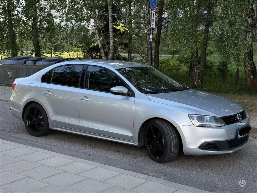 Pelēks Volkswagen Jetta 2011 Viļņa, ar dzinēja tilpumu 1.60 L un nobraukumu 238 tūkst. km par 4200 €, foto 3 vietnē AUTOMOTO.COM.LV