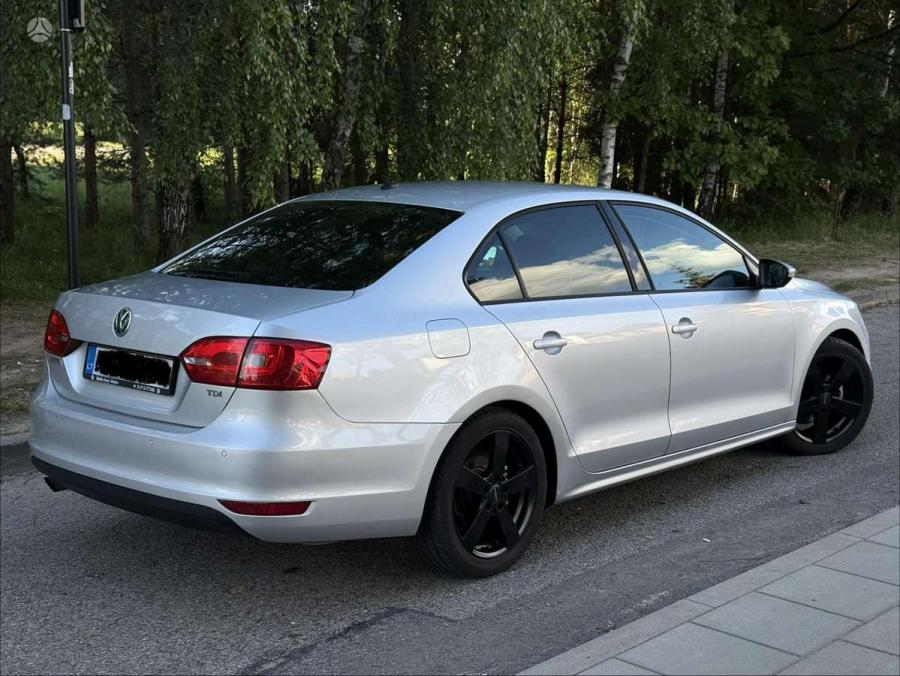 Pelēks Volkswagen Jetta 2011 Viļņa, ar dzinēja tilpumu 1.60 L un nobraukumu 238 tūkst. km par 4200 €, foto 4 vietnē AUTOMOTO.COM.LV