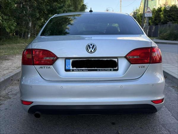 Pelēks Volkswagen Jetta 2011 Viļņa, ar dzinēja tilpumu 1.60 L un nobraukumu 238 tūkst. km par 4200 €, foto 5 vietnē AUTOMOTO.COM.LV