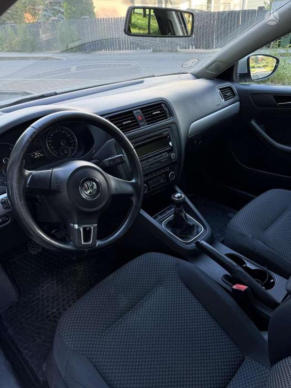 Pelēks Volkswagen Jetta 2011 Viļņa, ar dzinēja tilpumu 1.60 L un nobraukumu 238 tūkst. km par 4200 €, foto 6 vietnē AUTOMOTO.COM.LV