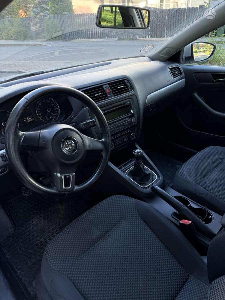 Pelēks Volkswagen Jetta 2011 Viļņa, ar dzinēja tilpumu 1.60 L un nobraukumu 238 tūkst. km par 4200 €, foto 7 vietnē AUTOMOTO.COM.LV