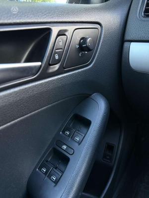 Pelēks Volkswagen Jetta 2011 Viļņa, ar dzinēja tilpumu 1.60 L un nobraukumu 238 tūkst. km par 4200 €, foto 9 vietnē AUTOMOTO.COM.LV
