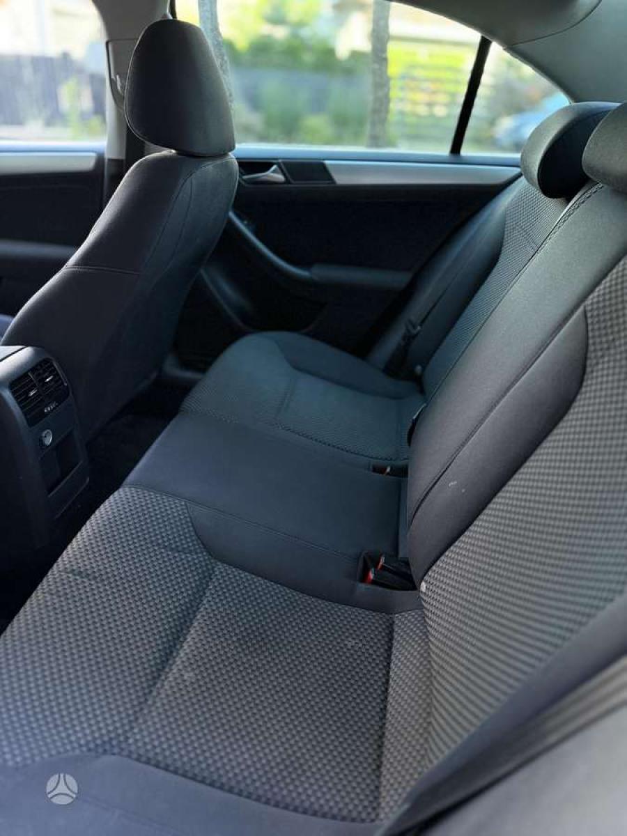 Pelēks Volkswagen Jetta 2011 Viļņa, ar dzinēja tilpumu 1.60 L un nobraukumu 238 tūkst. km par 4200 €, foto 10 vietnē AUTOMOTO.COM.LV