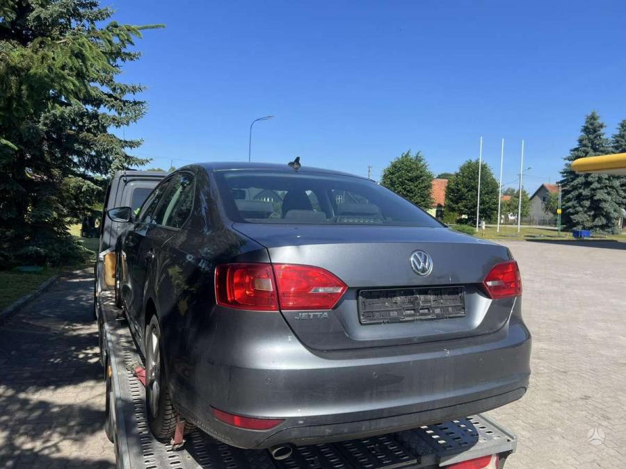 Pelēks Volkswagen Jetta 2011 Viļņa, ar dzinēja tilpumu 1.60 L un nobraukumu 290 tūkst. km par 4650 €, foto 5 vietnē AUTOMOTO.COM.LV
