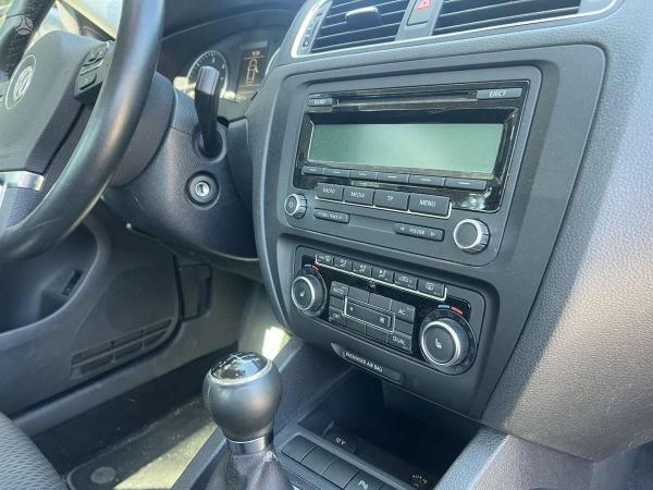 Grey Volkswagen Jetta 2011 in Vilnius, with an engine capacity of 1.60 L and mileage of 290 thousand km for 4650 €, photo 5 on AUTOMOTO.COM.LV