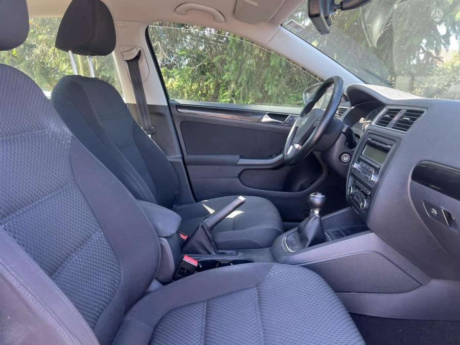 Pelēks Volkswagen Jetta 2011 Viļņa, ar dzinēja tilpumu 1.60 L un nobraukumu 290 tūkst. km par 4650 €, foto 7 vietnē AUTOMOTO.COM.LV