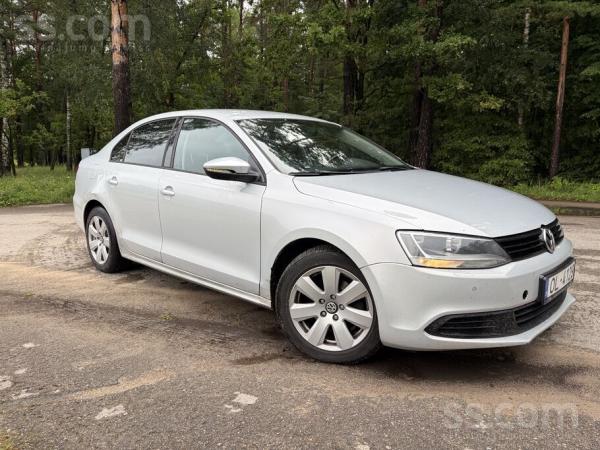 Grey Volkswagen Jetta 2011 in Riga, with an engine capacity of 1.60 L and mileage of 256 thousand km for 1999 €, photo 1 on AUTOMOTO.COM.LV