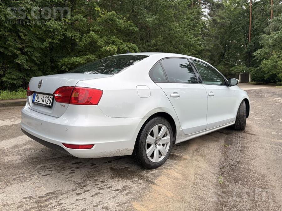 Grey Volkswagen Jetta 2011 in Riga, with an engine capacity of 1.60 L and mileage of 256 thousand km for 1999 €, photo 3 on AUTOMOTO.COM.LV
