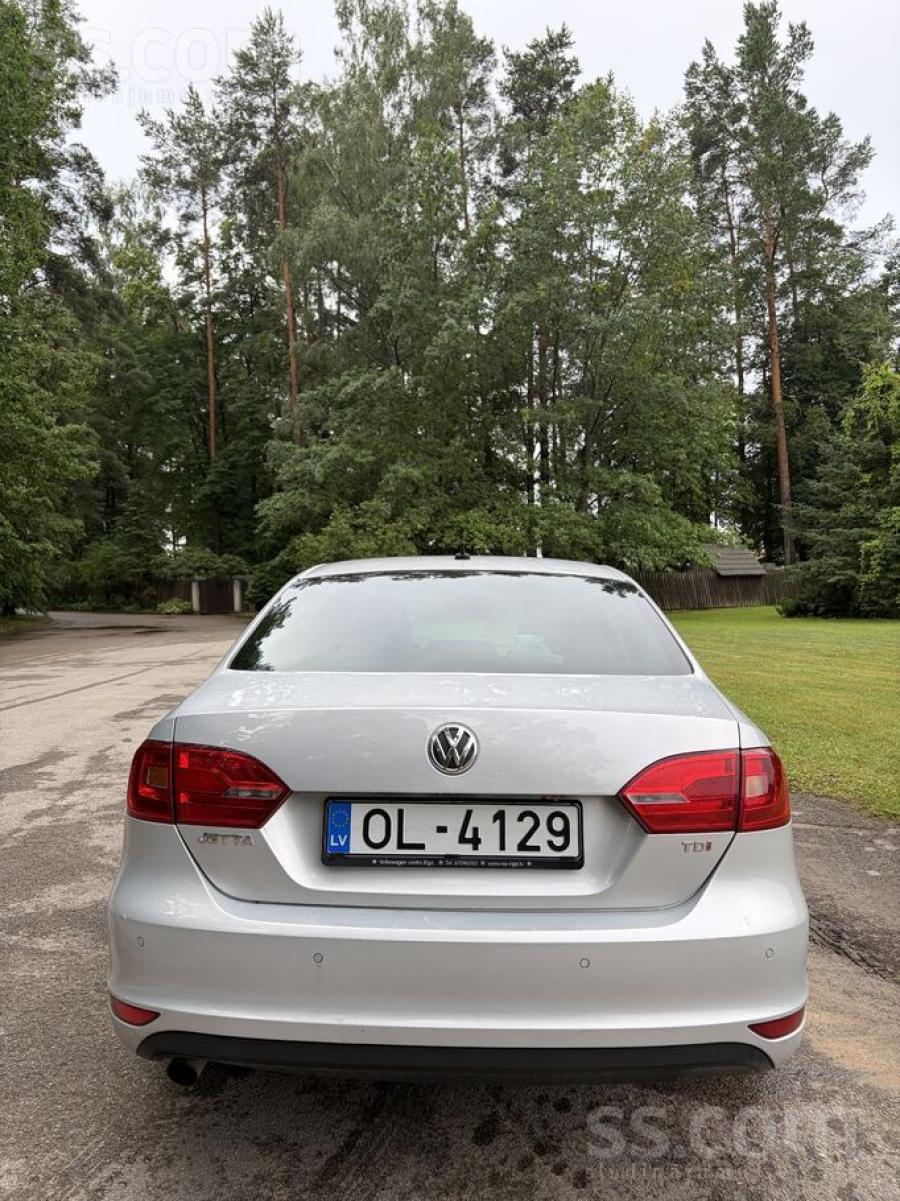 Grey Volkswagen Jetta 2011 in Riga, with an engine capacity of 1.60 L and mileage of 256 thousand km for 1999 €, photo 4 on AUTOMOTO.COM.LV