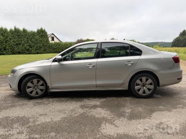 Grey Volkswagen Jetta 2011 in Riga, with an engine capacity of 1.60 L and mileage of 256 thousand km for 1999 €, photo 5 on AUTOMOTO.COM.LV