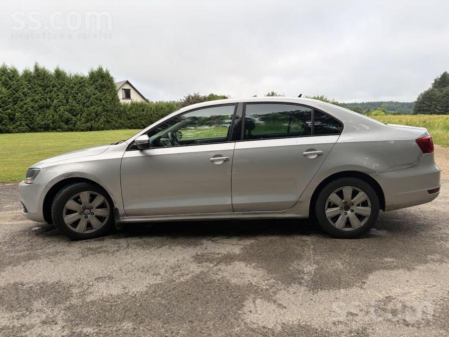 Grey Volkswagen Jetta 2011 in Riga, with an engine capacity of 1.60 L and mileage of 256 thousand km for 1999 €, photo 6 on AUTOMOTO.COM.LV