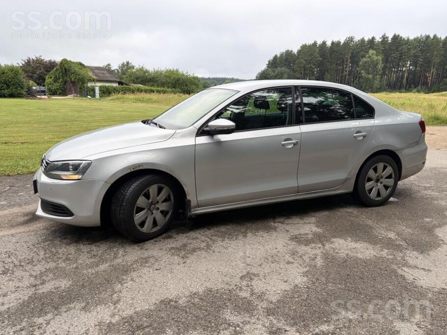 Grey Volkswagen Jetta 2011 in Riga, with an engine capacity of 1.60 L and mileage of 256 thousand km for 1999 €, photo 7 on AUTOMOTO.COM.LV