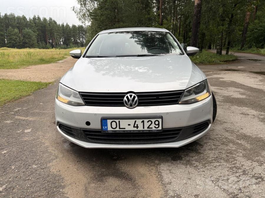 Grey Volkswagen Jetta 2011 in Riga, with an engine capacity of 1.60 L and mileage of 256 thousand km for 1999 €, photo 8 on AUTOMOTO.COM.LV