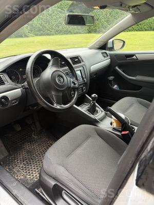 Grey Volkswagen Jetta 2011 in Riga, with an engine capacity of 1.60 L and mileage of 256 thousand km for 1999 €, photo 9 on AUTOMOTO.COM.LV
