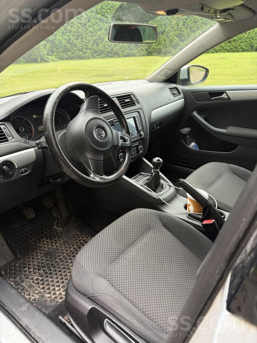 Grey Volkswagen Jetta 2011 in Riga, with an engine capacity of 1.60 L and mileage of 256 thousand km for 1999 €, photo 9 on AUTOMOTO.COM.LV