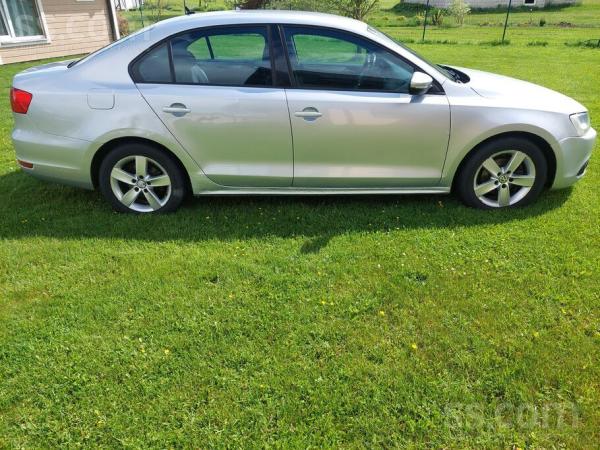 Pelēks Volkswagen Jetta 2011 Rīga, ar dzinēja tilpumu 1.60 L un nobraukumu 305 tūkst. km par 3000 €, foto 4 vietnē AUTOMOTO.COM.LV