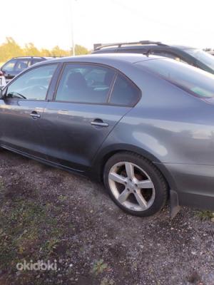 Grey Volkswagen Jetta 2011 in Tallinn, with an engine capacity of 1.40 L and mileage of 262 thousand km for 3900 €, photo 11 on AUTOMOTO.COM.LV
