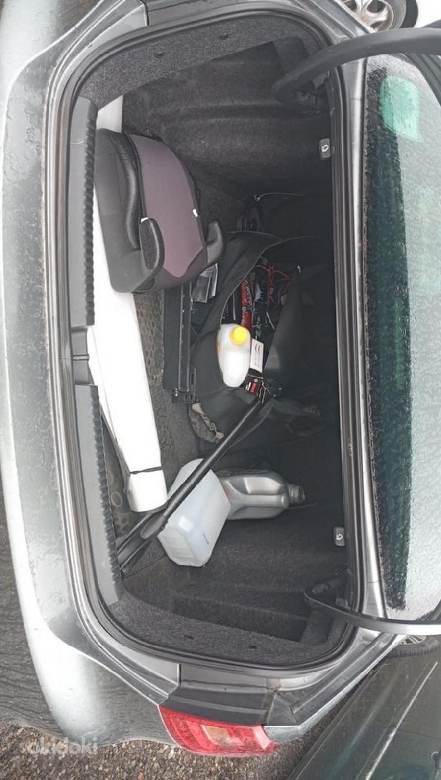 Grey Volkswagen Jetta 2011 in Tallinn, with an engine capacity of 1.40 L and mileage of 262 thousand km for 3900 €, photo 22 on AUTOMOTO.COM.LV