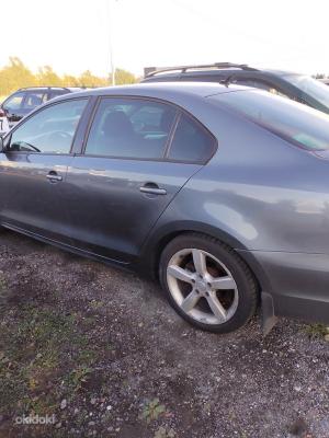 Grey Volkswagen Jetta 2011 in Tallinn, with an engine capacity of 1.40 L and mileage of 262 thousand km for 3900 €, photo 26 on AUTOMOTO.COM.LV