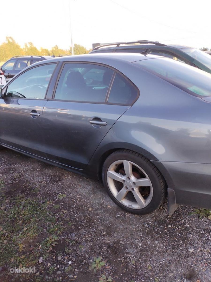Grey Volkswagen Jetta 2011 in Tallinn, with an engine capacity of 1.40 L and mileage of 262 thousand km for 3900 €, photo 26 on AUTOMOTO.COM.LV