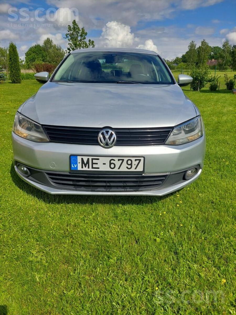 Grey Volkswagen Jetta 2011 in Riga, with an engine capacity of 1.60 L and mileage of 305 thousand km for 2750 €, photo 1 on AUTOMOTO.COM.LV