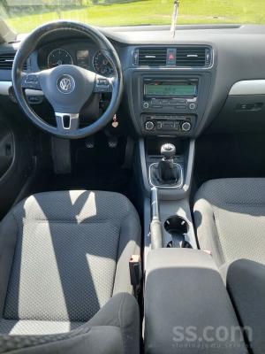 Grey Volkswagen Jetta 2011 in Riga, with an engine capacity of 1.60 L and mileage of 305 thousand km for 2750 €, photo 3 on AUTOMOTO.COM.LV
