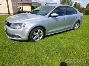 Grey Volkswagen Jetta 2011 in Riga, with an engine capacity of 1.60 L and mileage of 305 thousand km for 2750 €, photo 5 on AUTOMOTO.COM.LV