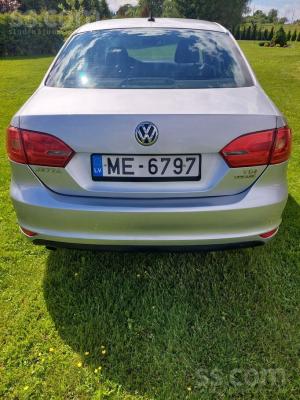 Grey Volkswagen Jetta 2011 in Riga, with an engine capacity of 1.60 L and mileage of 305 thousand km for 2750 €, photo 6 on AUTOMOTO.COM.LV