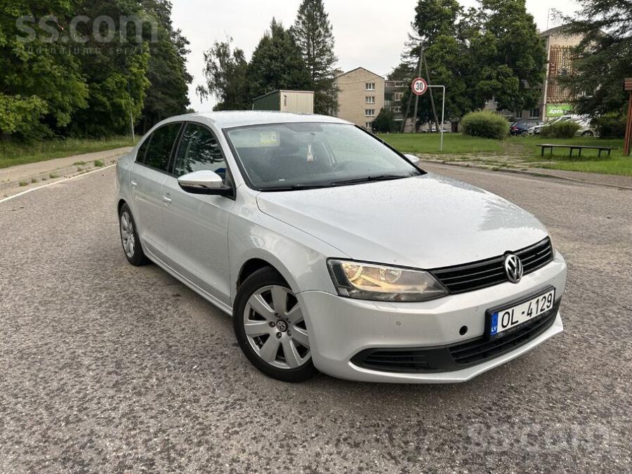 Grey Volkswagen Jetta 2011 in Riga, with an engine capacity of 1.60 L and mileage of 257 thousand km for 2750 €, photo 1 on AUTOMOTO.COM.LV