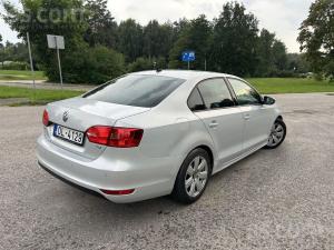 Grey Volkswagen Jetta 2011 in Riga, with an engine capacity of 1.60 L and mileage of 257 thousand km for 2750 €, photo 4 on AUTOMOTO.COM.LV