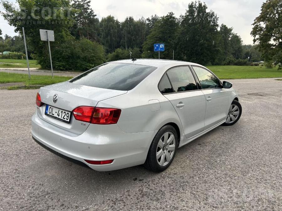 Grey Volkswagen Jetta 2011 in Riga, with an engine capacity of 1.60 L and mileage of 257 thousand km for 2750 €, photo 4 on AUTOMOTO.COM.LV
