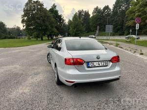 Grey Volkswagen Jetta 2011 in Riga, with an engine capacity of 1.60 L and mileage of 257 thousand km for 2750 €, photo 5 on AUTOMOTO.COM.LV