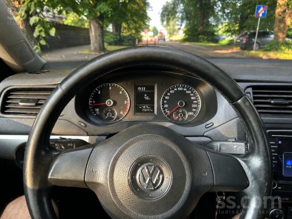 Pelēks Volkswagen Jetta 2011 Rīga, ar dzinēja tilpumu 1.60 L un nobraukumu 257 tūkst. km par 2750 €, foto 5 vietnē AUTOMOTO.COM.LV