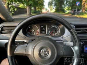Grey Volkswagen Jetta 2011 in Riga, with an engine capacity of 1.60 L and mileage of 257 thousand km for 2750 €, photo 6 on AUTOMOTO.COM.LV