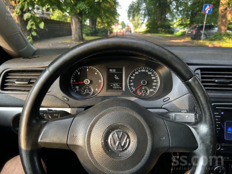 Grey Volkswagen Jetta 2011 in Riga, with an engine capacity of 1.60 L and mileage of 257 thousand km for 2750 €, photo 6 on AUTOMOTO.COM.LV