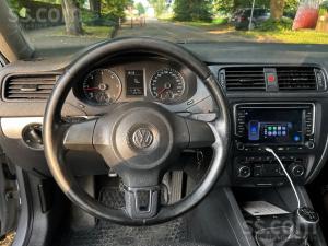 Grey Volkswagen Jetta 2011 in Riga, with an engine capacity of 1.60 L and mileage of 257 thousand km for 2750 €, photo 7 on AUTOMOTO.COM.LV