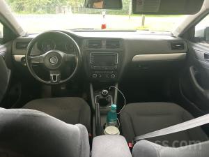 Grey Volkswagen Jetta 2011 in Riga, with an engine capacity of 1.60 L and mileage of 257 thousand km for 2750 €, photo 8 on AUTOMOTO.COM.LV