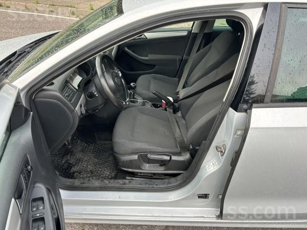Pelēks Volkswagen Jetta 2011 Rīga, ar dzinēja tilpumu 1.60 L un nobraukumu 257 tūkst. km par 2750 €, foto 8 vietnē AUTOMOTO.COM.LV