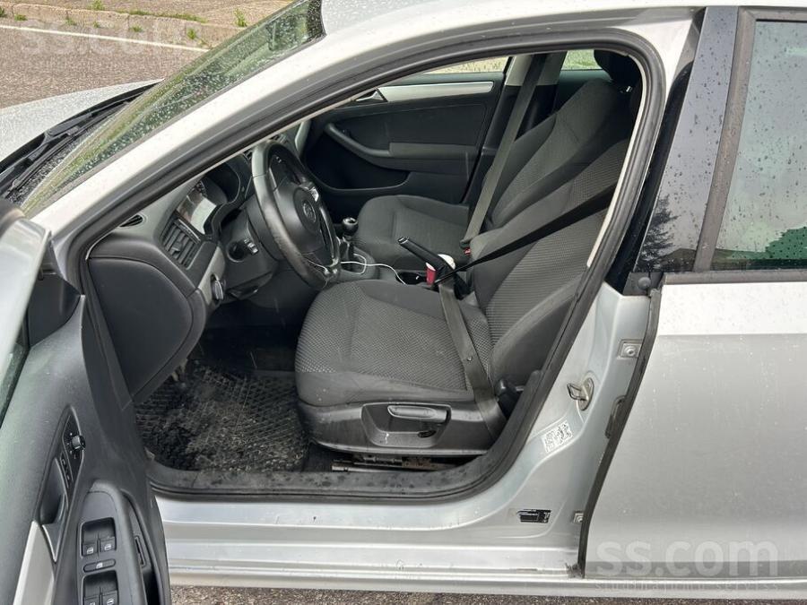 Grey Volkswagen Jetta 2011 in Riga, with an engine capacity of 1.60 L and mileage of 257 thousand km for 2750 €, photo 9 on AUTOMOTO.COM.LV