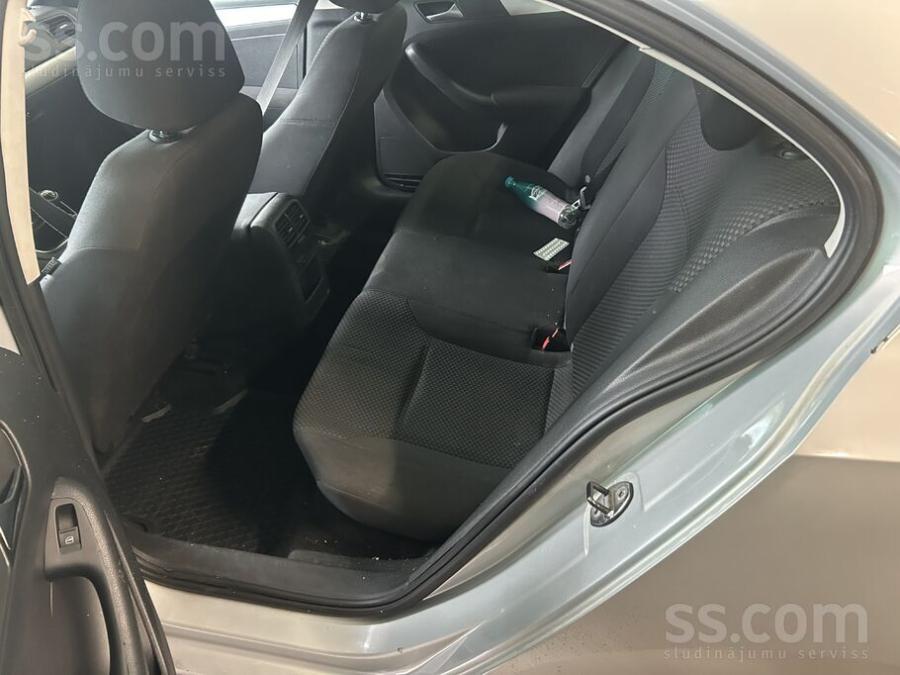 Grey Volkswagen Jetta 2011 in Riga, with an engine capacity of 1.60 L and mileage of 257 thousand km for 2750 €, photo 10 on AUTOMOTO.COM.LV