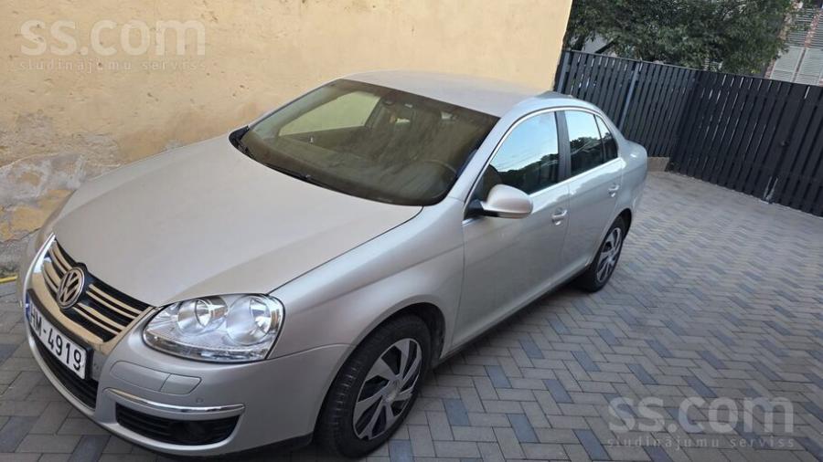 Grey Volkswagen Jetta 2011 in Riga, with an engine capacity of 1.40 L and mileage of 214 thousand km for 2800 €, photo 1 on AUTOMOTO.COM.LV