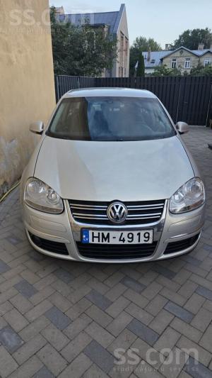 Grey Volkswagen Jetta 2011 in Riga, with an engine capacity of 1.40 L and mileage of 214 thousand km for 2800 €, photo 3 on AUTOMOTO.COM.LV