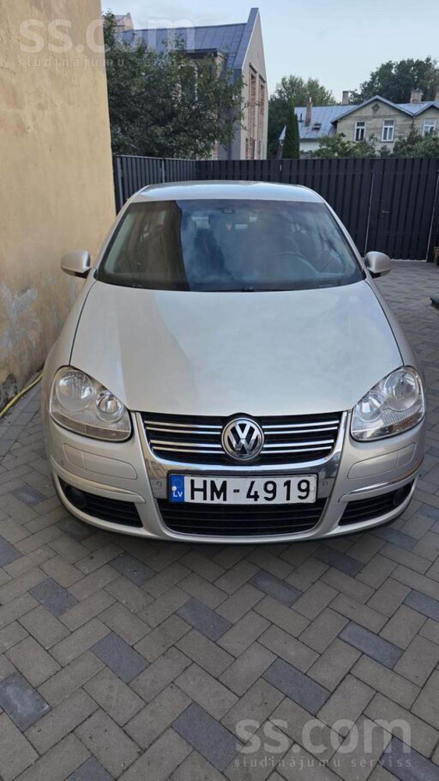 Grey Volkswagen Jetta 2011 in Riga, with an engine capacity of 1.40 L and mileage of 214 thousand km for 2800 €, photo 3 on AUTOMOTO.COM.LV