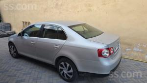 Grey Volkswagen Jetta 2011 in Riga, with an engine capacity of 1.40 L and mileage of 214 thousand km for 2800 €, photo 4 on AUTOMOTO.COM.LV